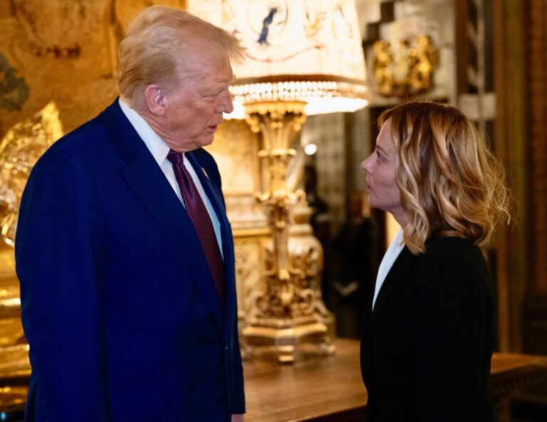 Giorgia Meloni realiza "visita no formal" a Trump en Mar-a-Lago