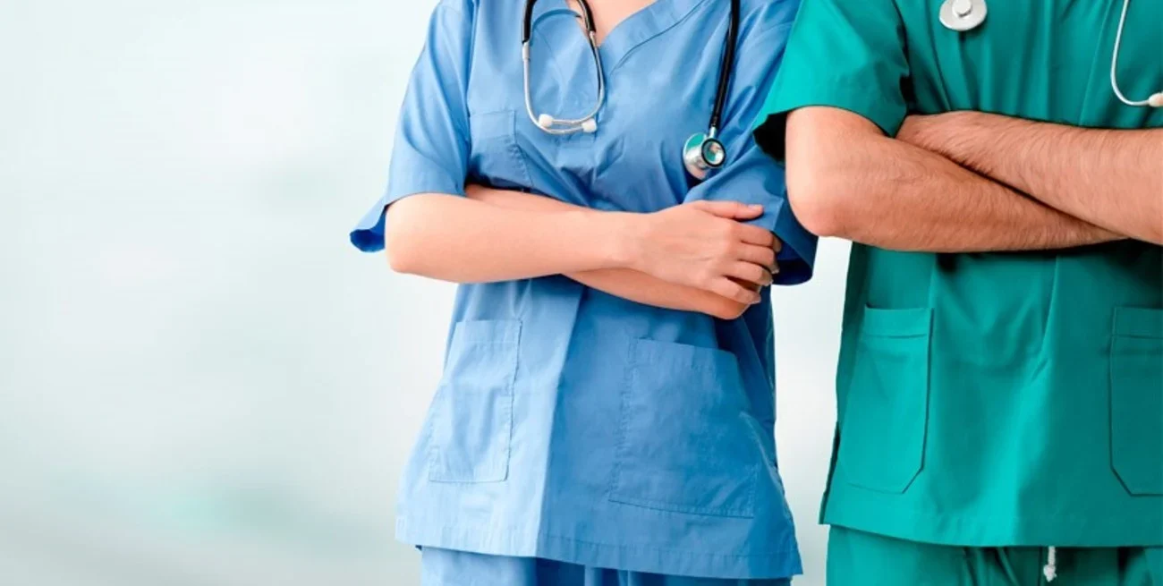 ¿Por qué las enfermeras van de blanco y los médicos de verde?