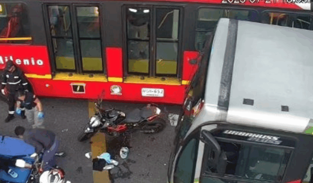 Choque de buses y moto causa tremendo trancón en Chapinero