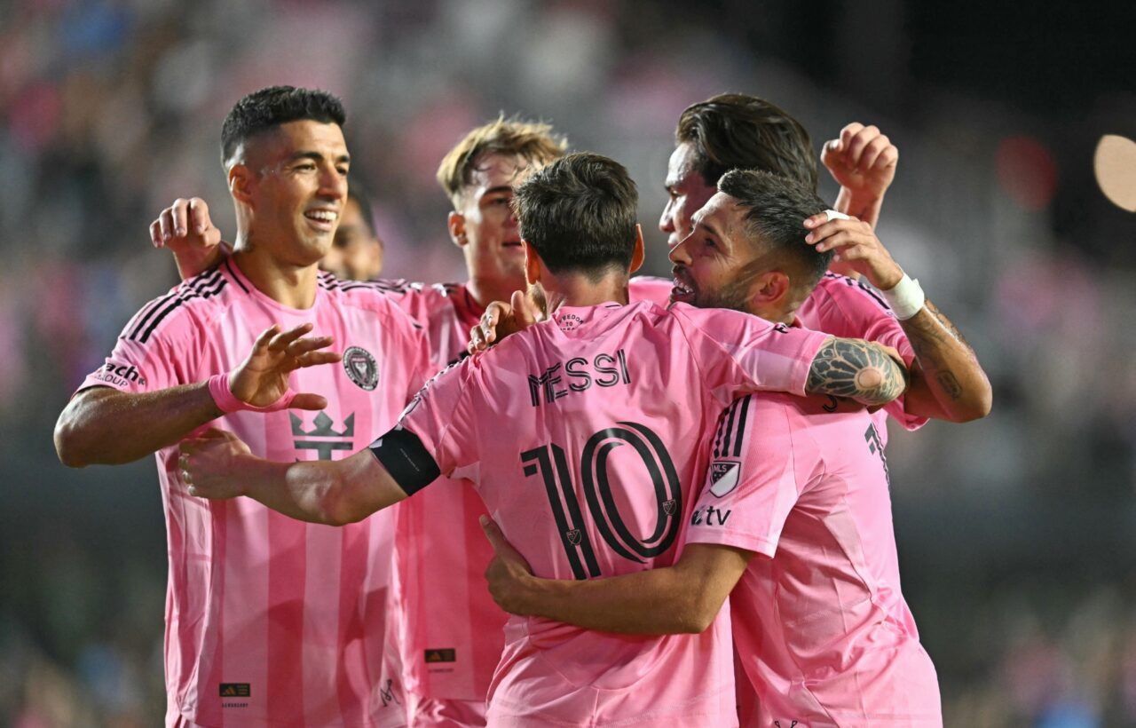 Messi guía con dos goles el triunfo de Miami en arranque de playoffs